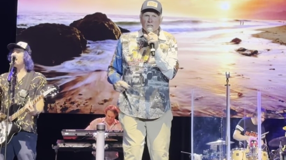 Una delle ultime esibizioni di Brian Wilson: a 82 anni porta sul palco ...