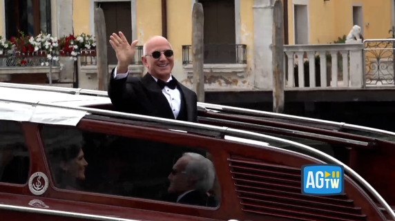 Jeff Bezos esce dall’hotel per raggiungere l’isola del matrimonio ...
