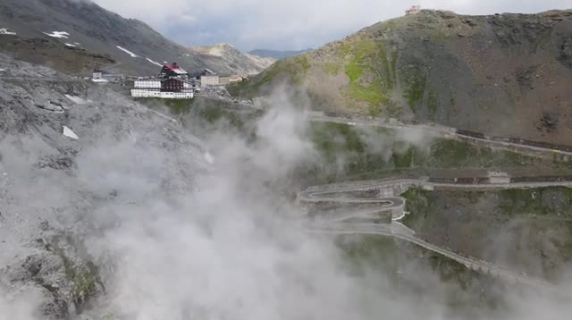 Il drone in volo sul Passo dello Stelvio: il valico più alto d'Italia ...
