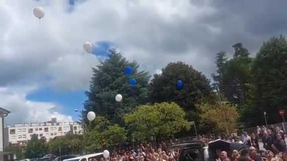 Folla al funerale di Alessandro Bandarin Troi | Corriere TV