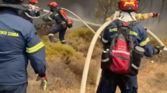 Grecia in fiamme: inferno di fuoco in Attica orientale | Corriere TV