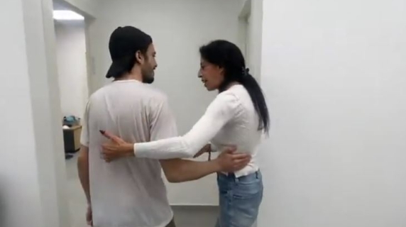 L'abbraccio tra mamma Einav e il figlio appena liberato: il video del momento commovente ...