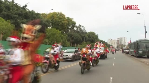 Perù, poliziotti vestiti da Babbo Natale sfilano per le strade di Lima ...