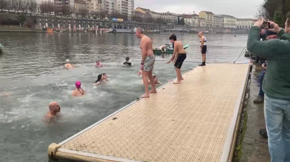 Le scarpe in pelle di vitello per Papa Leone, i mocassini rossi per «l ...