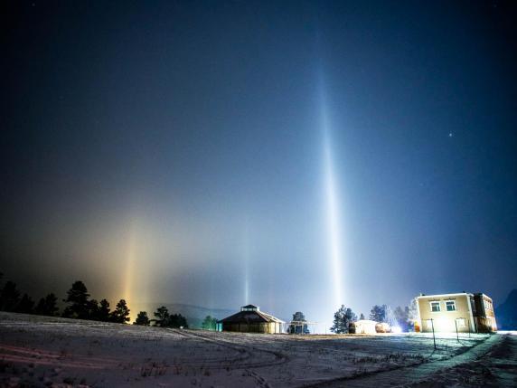 Usa, «pilastri di luce» appaiono all'orizzonte e sembrano Ufo (ma in realtà sono un fenomeno ...