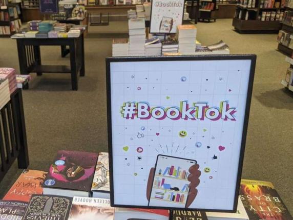 TikTok aiuta l'editoria? I libri diventano virali grazie ai BookToker | Corriere.it