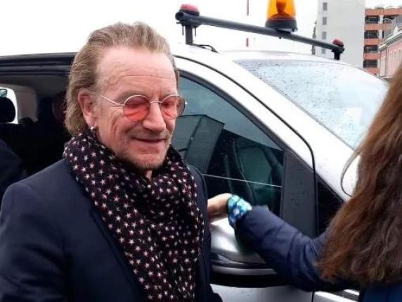 A Napoli arriva Bono Vox e indossa la sciarpa dei campioni d'Italia ...