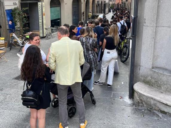 Harry Potter a Bergamo, centinaia di maghetti in fila in via Pignolo per conoscere un attore dei ...
