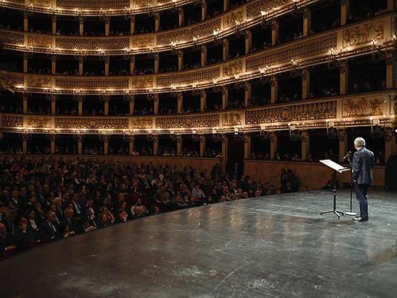 Alessandro Barbero accolto come una star al San Carlo, in 2mila per la sua lezione: «Federico II ...