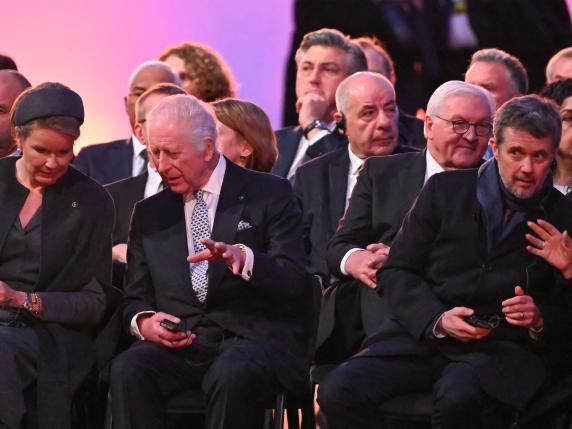 La commozione di Re Carlo, primo sovrano britannico ad Auschwitz, con ...