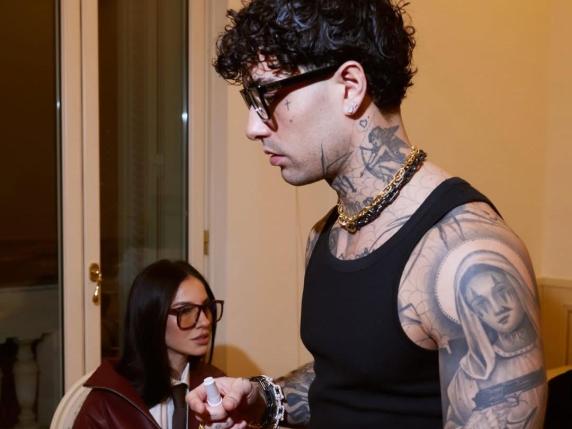 Ecco perché Tony Effe è apparso senza tatuaggi a Sanremo 2025 | Corriere.it