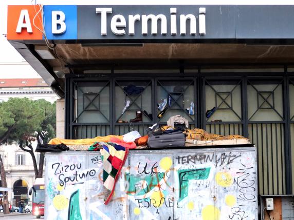 Stazione Termini, tendopoli da Castro Pretorio a piazza dei Cinquecento ...