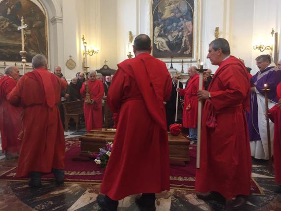 L’addio a Mario Guida, sulla bara una tunica rossa come la sua Saletta ...