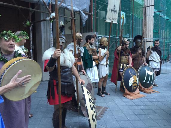 Con la “Lampadoforia” rivive la Neapolis greco-romana | Corriere.it