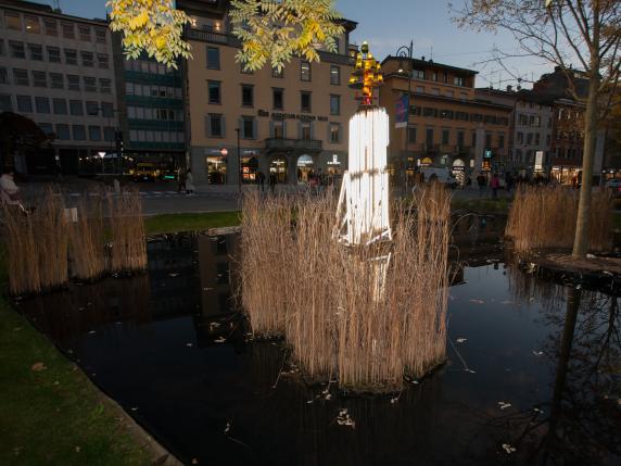 Bergamo, tra neon e specchi un Natale artistico. Ma in Piazza Vecchia ...