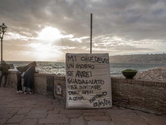 Materassi in giro per Napoli: questa volta sono firmati da Mahmood ...