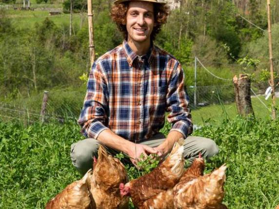 Il “Contadino Simo”: «Porto la natura a tavola. Tra galline, api e ...
