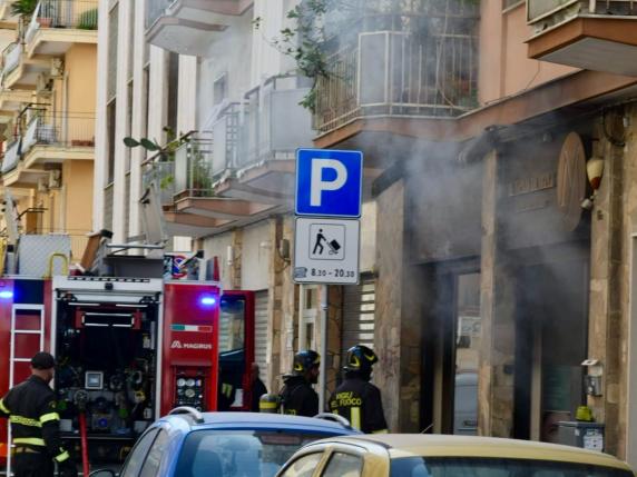 Bari, incendio in un centro estetico di via Laterza: clienti in fuga, danni ingenti | Corriere.it