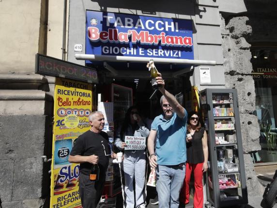 Napoli, nella tabaccheria del jackpot da 101 milioni è caccia al ...