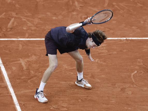 Rublev perde la testa nel match contro Arnaldi: si colpisce con la ...