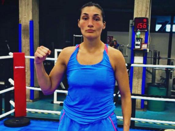 La pugile Imane Khelif sul ring della boxe femminile contro Angela ...