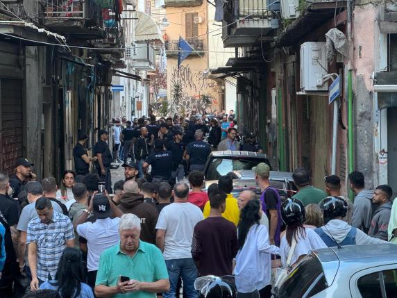 Sparatoria a Napoli, alla Duchesca: colpi esplosi in mezzo alla folla ...