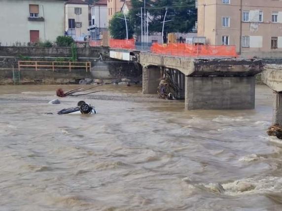Maltempo in Piemonte, la piena devasta Cairo Montenotte, esondazioni a ...