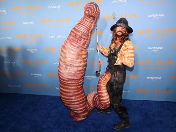 Halloween, lombrico, lupo mannaro o pavone? I 15 costumi più folli di ...