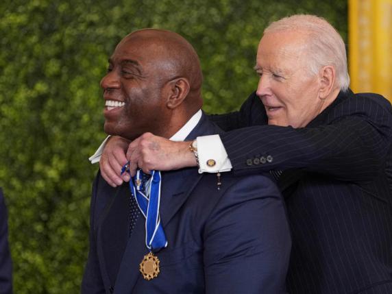 Soros, Michael J. Fox, Bono e Magic Johnson: le ultime «Medaglie della ...