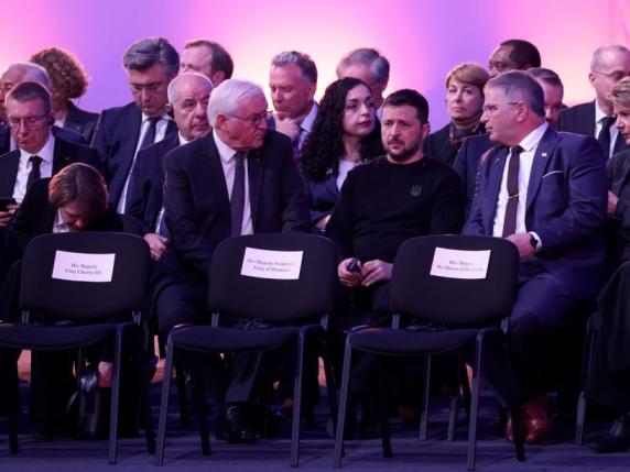 La commozione di Re Carlo, primo sovrano britannico ad Auschwitz, con ...