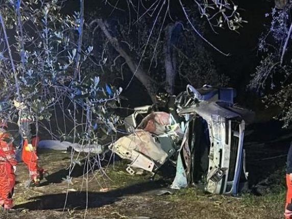 Incidente a Lizzano, auto fuori strada si schianta contro un albero ...