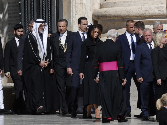 Sceicchi e regine, con i riti di altri tempi: le case reali al funerale ...