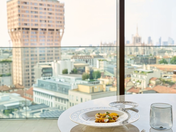 Milano, viaggio nelle nuove terrazze panoramiche: tra piscine ...