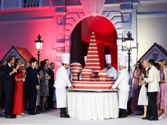 Monaco, il bacio di Alberto all'erede Jacques e Gabriella, le lacrime ...