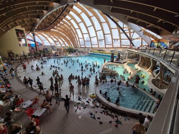 Un giorno in spiaggia all'Acquaworld di Concorezzo, la «Polinesia della Brianza»: «Spendo 240 ...