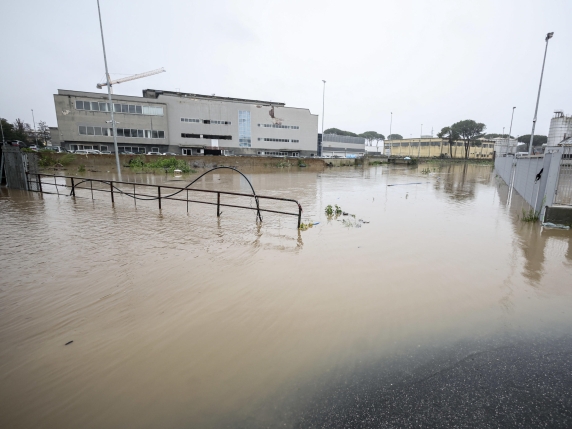 Pioggia a Roma, allerta rossa per l'Aniene: il fiume esondato in più ...