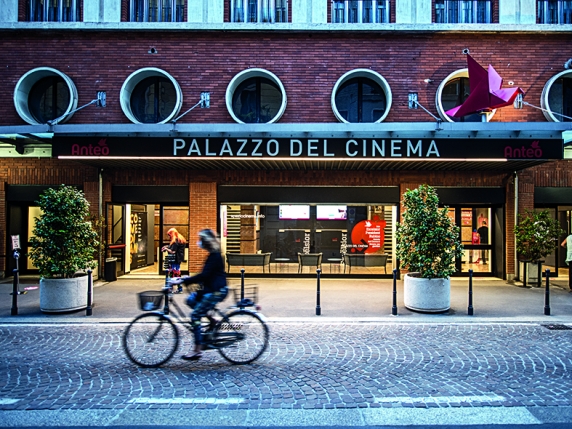 Milano: periferie, ospedali, look da rivista che vedo in metrò ...