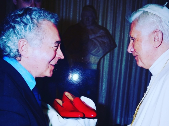 Le scarpe in pelle di vitello per Papa Leone, i mocassini rossi per «l ...