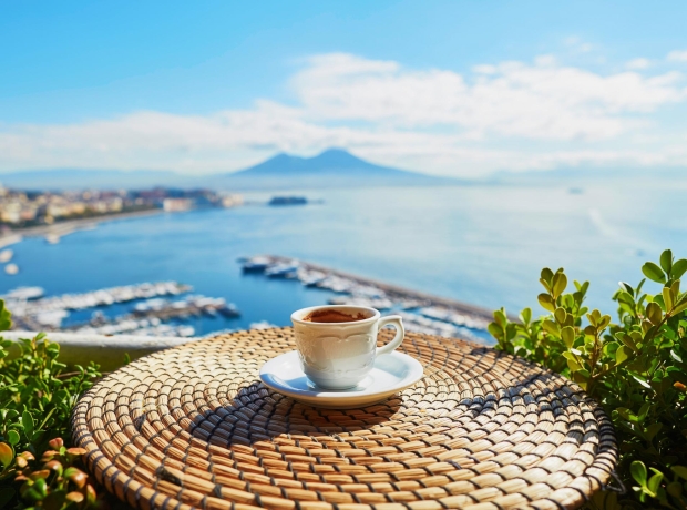 Caro caffè: quanto costa nelle località di vacanza? I dati dell'estate 2025 e i consigli per non farsi fregare