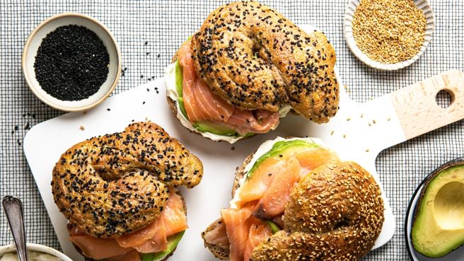 Bagel salmone e avocado  - Corriere Tv