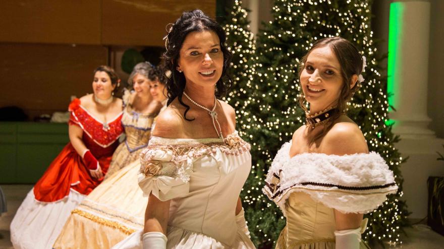 Gran Ballo di Natale in costumi ottocenteschi, danze e cavalieri hanno ...