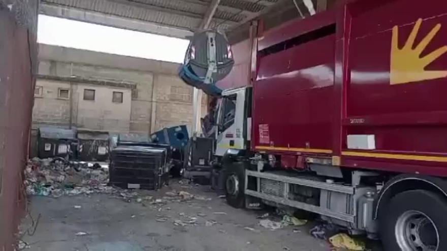 Cassonetti ribaltati a Roma: ecco come cadono nei camion dell'Ama ...