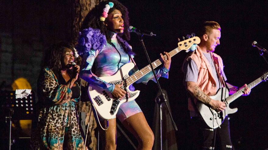 Nik West, da Tina Turner ai Beatles: il live della bassista e cantante ...