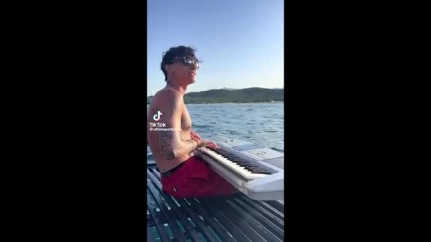 Ultimo canta in spiaggia «Dove il mare finisce»: il video è subito ...