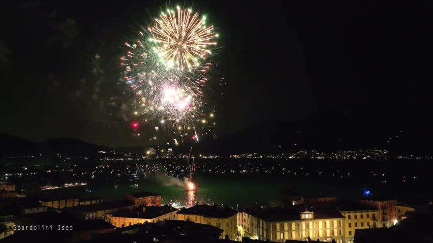 Lo spettacolo dei fuochi d'artificio a Ferragosto sul lago d'Iseo ...