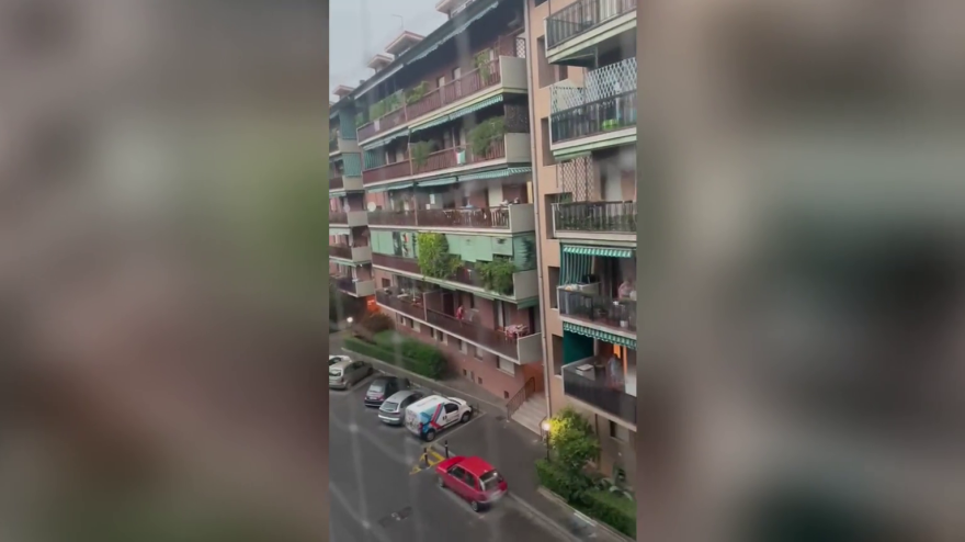 Temporale e forte vento a Bergamo, il video da via Carducci | Corriere TV