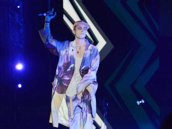 Sangiovanni al Forum di Assago: il concerto e la scaletta, dai fan sul ...