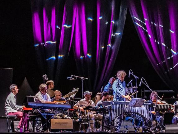 Rho, Jonathan Coe con l'Artchipel orchestra: lo scrittore best seller ...