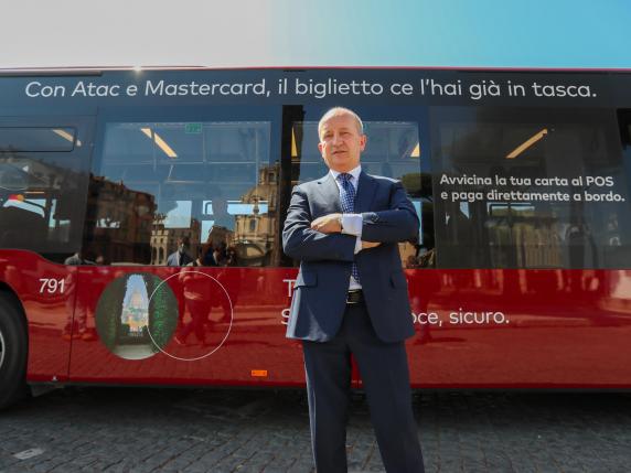 Sassi contro i bus Atac, il dg Zorzan: «Rom da spostare. In arrivo col ...