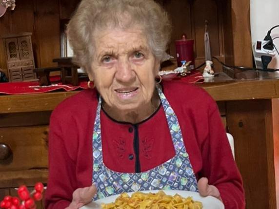 Nonna Natalina, 87 anni e 750 mila followers su Tik Tok (grazie alle ...
